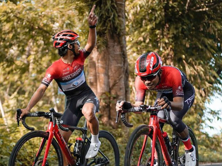 Cycling Communication: 3 Essential Hand Signals to Know - Rodalink