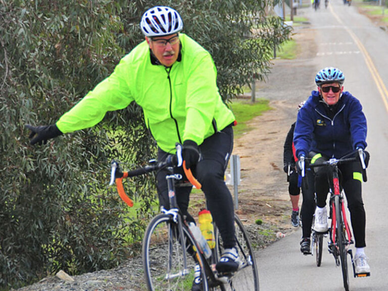 Cycling Communication: 3 Essential Hand Signals to Know - Rodalink